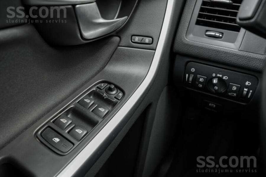 Black Volvo XC60 2010 in Ogre, with an engine capacity of 2.40 L and mileage of 213 thousand km for 8900 €, photo 15 on AUTOMOTO.COM.LV