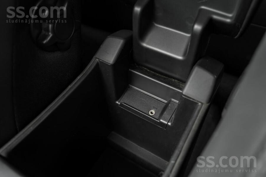 Black Volvo XC60 2010 in Ogre, with an engine capacity of 2.40 L and mileage of 213 thousand km for 8900 €, photo 16 on AUTOMOTO.COM.LV