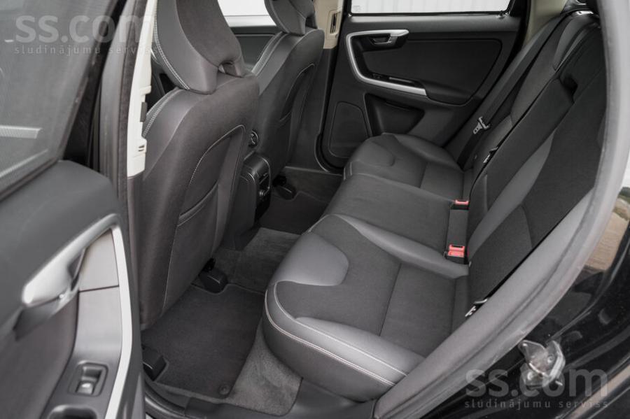 Black Volvo XC60 2010 in Ogre, with an engine capacity of 2.40 L and mileage of 213 thousand km for 8900 €, photo 18 on AUTOMOTO.COM.LV