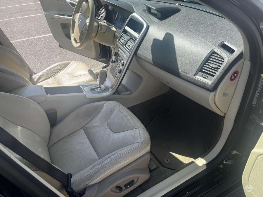 Black Volvo XC60 2010 in Klaipeda, with an engine capacity of 3.19 L and mileage of 286 thousand km for 5500 €, photo 10 on AUTOMOTO.COM.LV