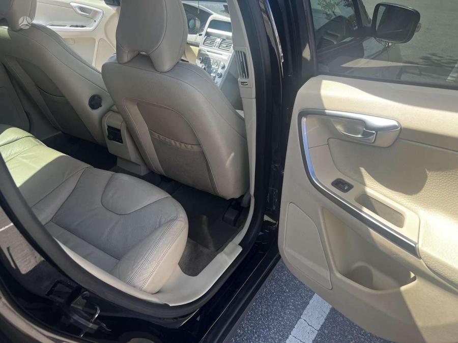Black Volvo XC60 2010 in Klaipeda, with an engine capacity of 3.19 L and mileage of 286 thousand km for 5500 €, photo 12 on AUTOMOTO.COM.LV