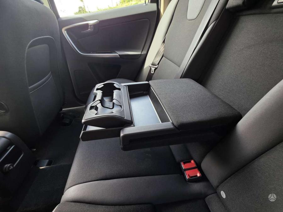 Melns Volvo XC60 2010 Viļņa, ar dzinēja tilpumu 2.40 L un nobraukumu 282 tūkst. km par 9450 €, foto 16 vietnē AUTOMOTO.COM.LV