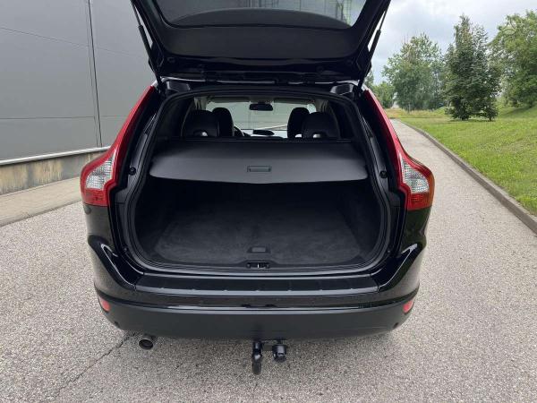 Melns Volvo XC60 2010 Alīta, ar dzinēja tilpumu 2.40 L un nobraukumu 289 tūkst. km par 7900 €, foto 5 vietnē AUTOMOTO.COM.LV