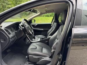 Black Volvo XC60 2010 in Alytus, with an engine capacity of 2.40 L and mileage of 289 thousand km for 7900 €, photo 7 on AUTOMOTO.COM.LV