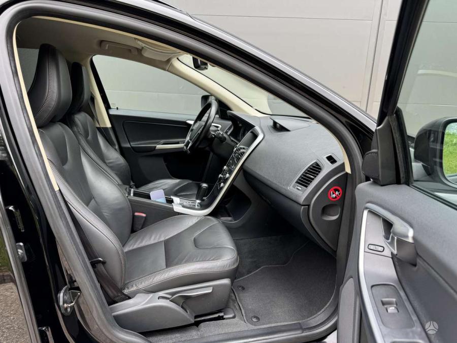 Black Volvo XC60 2010 in Alytus, with an engine capacity of 2.40 L and mileage of 289 thousand km for 7900 €, photo 10 on AUTOMOTO.COM.LV