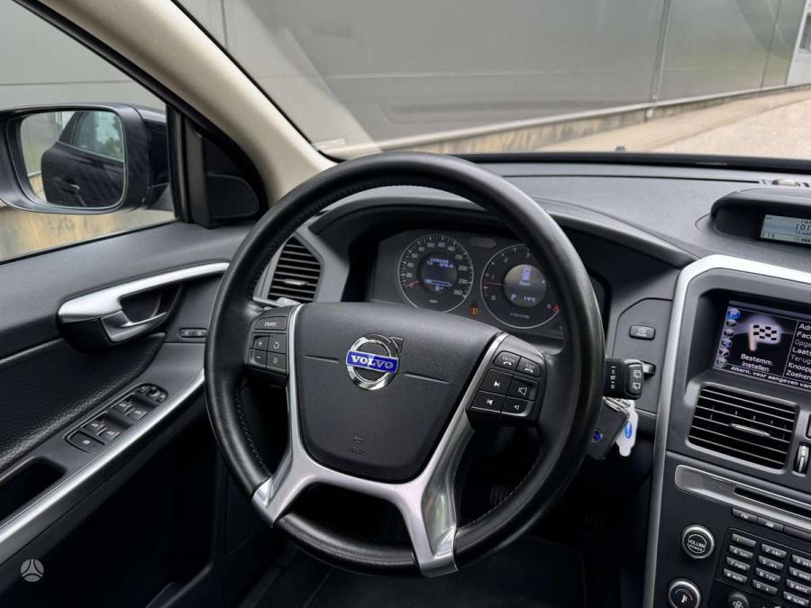 Black Volvo XC60 2010 in Alytus, with an engine capacity of 2.40 L and mileage of 289 thousand km for 7900 €, photo 12 on AUTOMOTO.COM.LV