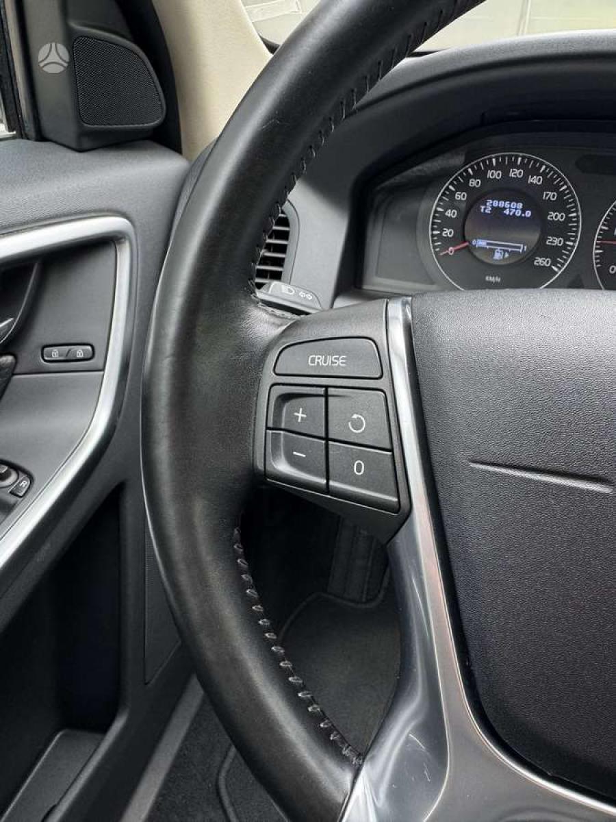 Black Volvo XC60 2010 in Alytus, with an engine capacity of 2.40 L and mileage of 289 thousand km for 7900 €, photo 15 on AUTOMOTO.COM.LV