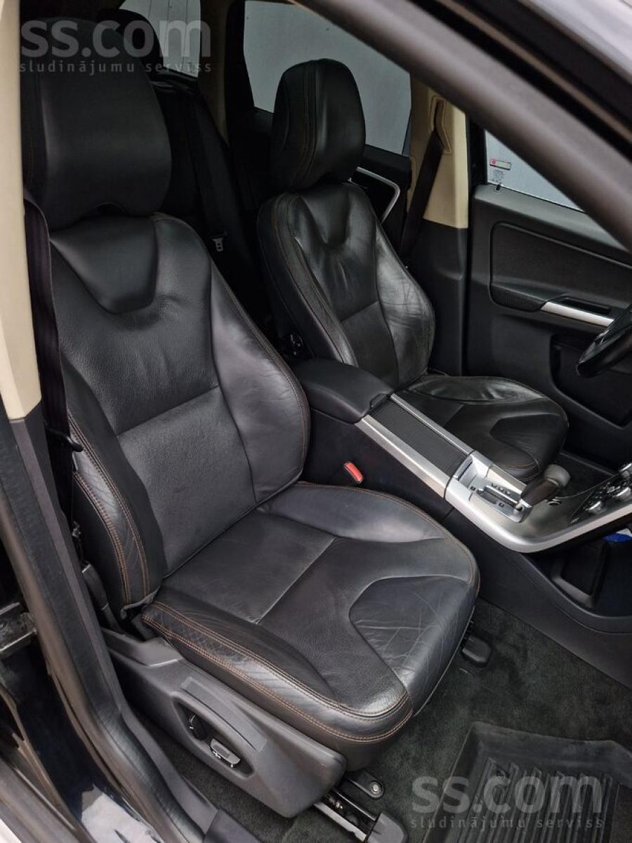 Melns Volvo XC60 2010 Bauska, ar dzinēja tilpumu 2.40 L un nobraukumu 345 tūkst. km par 6950 €, foto 14 vietnē AUTOMOTO.COM.LV