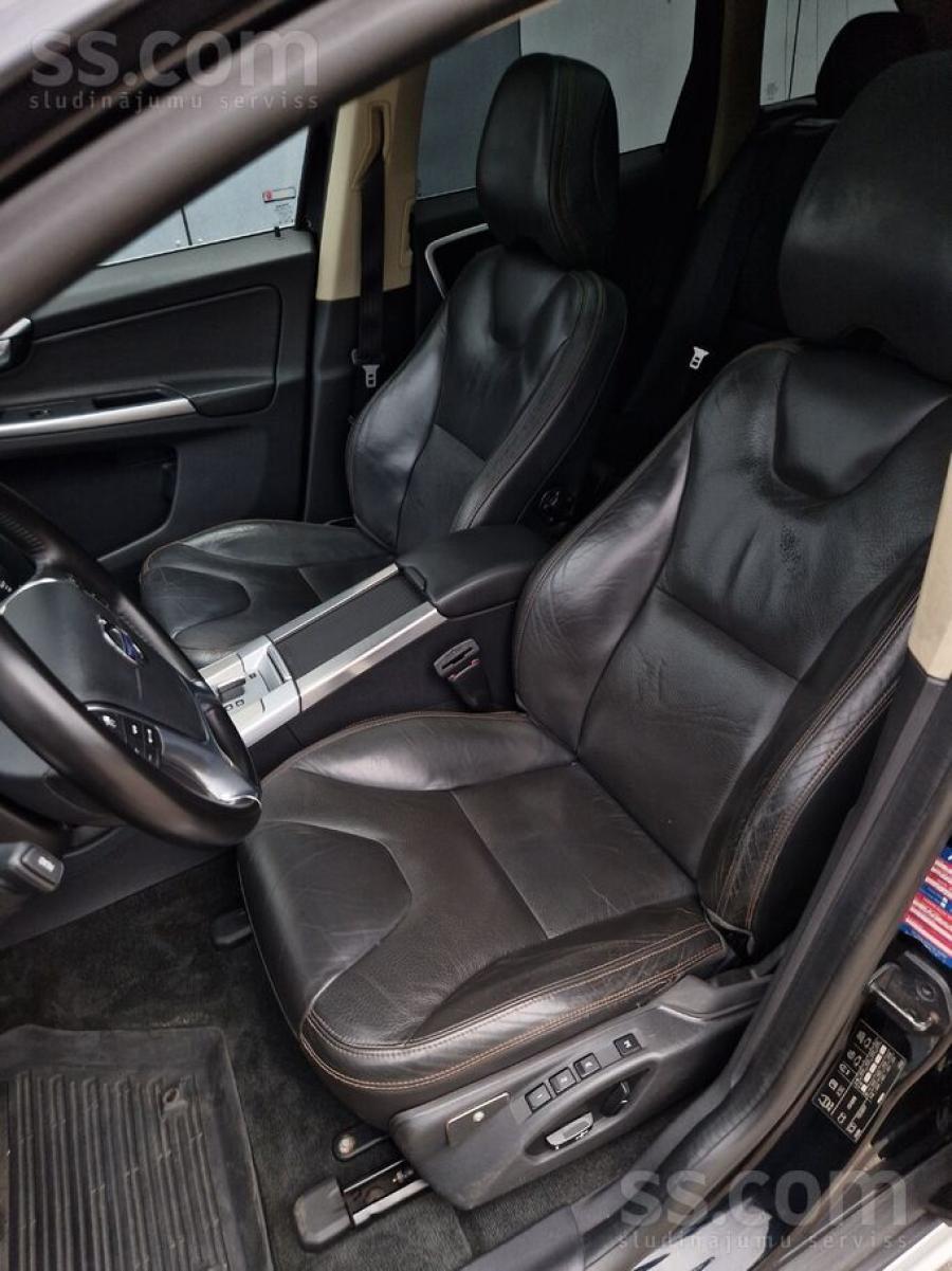 Melns Volvo XC60 2010 Bauska, ar dzinēja tilpumu 2.40 L un nobraukumu 345 tūkst. km par 6950 €, foto 15 vietnē AUTOMOTO.COM.LV