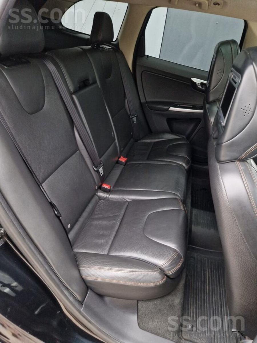 Melns Volvo XC60 2010 Bauska, ar dzinēja tilpumu 2.40 L un nobraukumu 345 tūkst. km par 6950 €, foto 16 vietnē AUTOMOTO.COM.LV