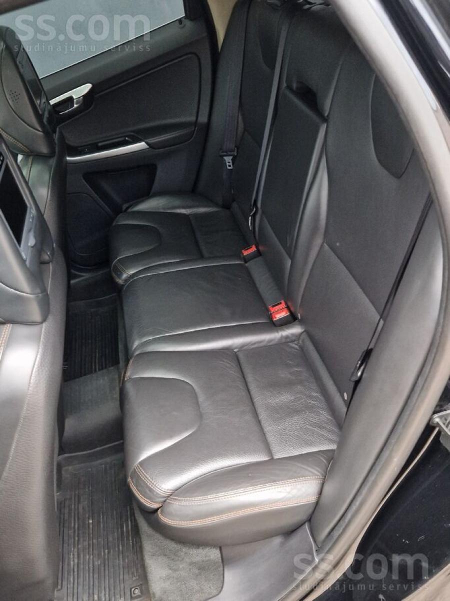 Melns Volvo XC60 2010 Bauska, ar dzinēja tilpumu 2.40 L un nobraukumu 345 tūkst. km par 6950 €, foto 17 vietnē AUTOMOTO.COM.LV