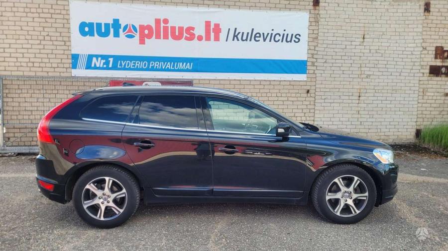 Black Volvo XC60 2010 in Telschi, with an engine capacity of 2.40 L and mileage of 300 thousand km for 7850 €, photo 6 on AUTOMOTO.COM.LV
