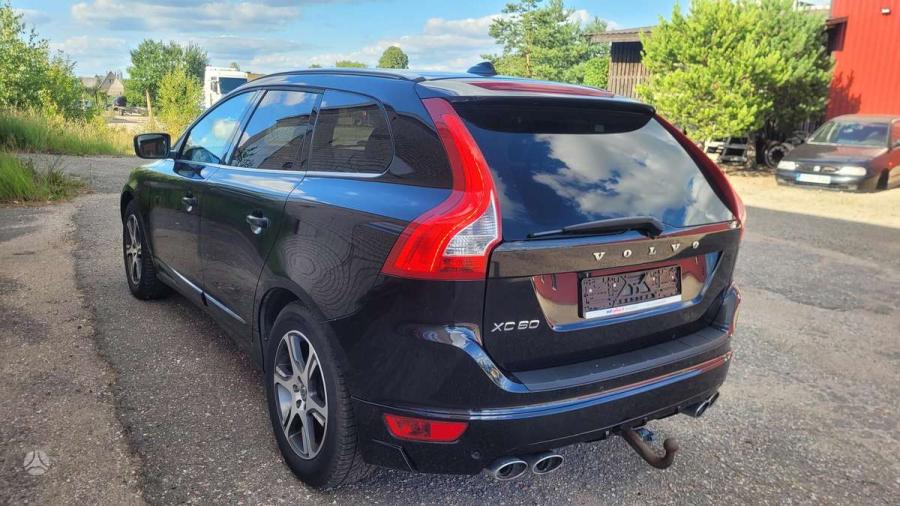 Black Volvo XC60 2010 in Telschi, with an engine capacity of 2.40 L and mileage of 300 thousand km for 7850 €, photo 10 on AUTOMOTO.COM.LV