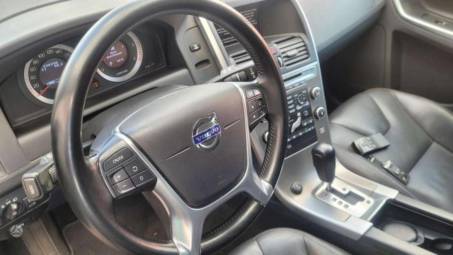 Black Volvo XC60 2010 in Telschi, with an engine capacity of 2.40 L and mileage of 300 thousand km for 7850 €, photo 23 on AUTOMOTO.COM.LV
