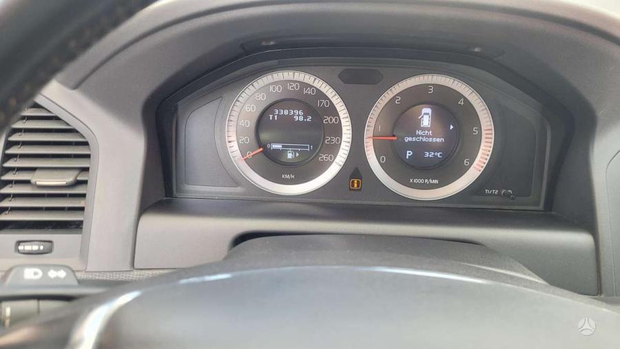 Black Volvo XC60 2010 in Telschi, with an engine capacity of 2.40 L and mileage of 300 thousand km for 7850 €, photo 25 on AUTOMOTO.COM.LV