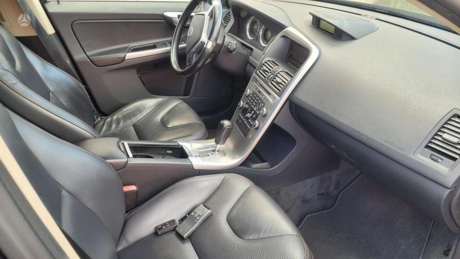 Black Volvo XC60 2010 in Telschi, with an engine capacity of 2.40 L and mileage of 300 thousand km for 7850 €, photo 34 on AUTOMOTO.COM.LV