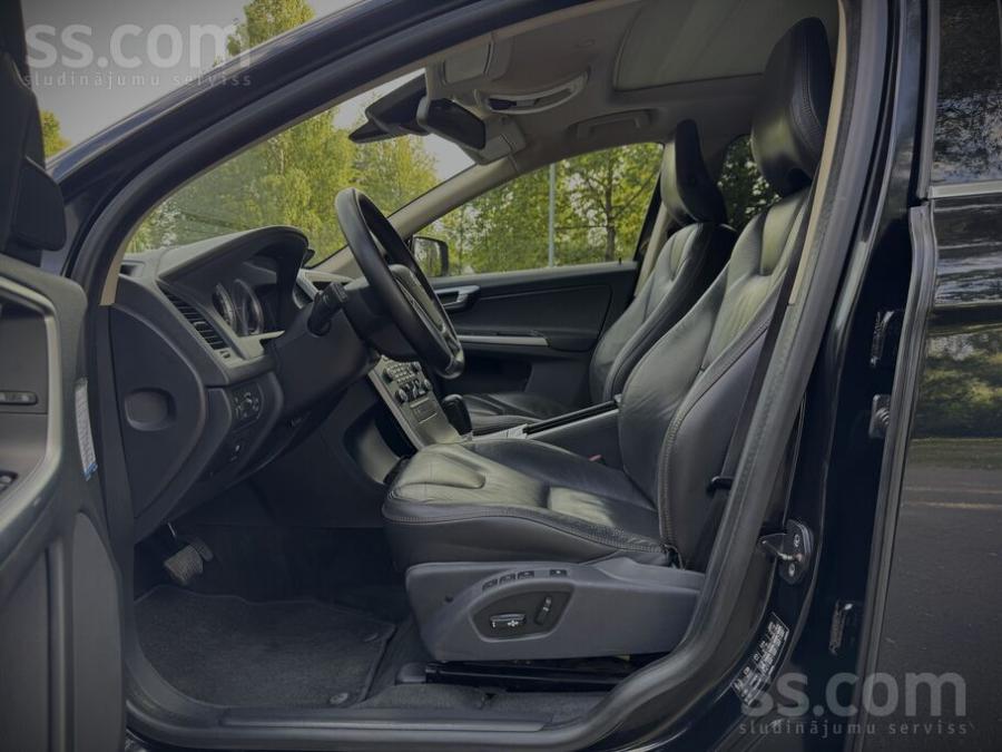 Black Volvo XC60 2010 in Jurmala, with an engine capacity of 2.40 L and mileage of 352 thousand km for 8600 €, photo 20 on AUTOMOTO.COM.LV