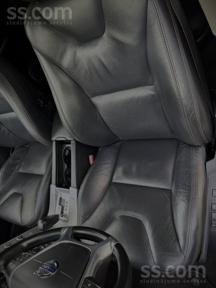 Black Volvo XC60 2010 in Jurmala, with an engine capacity of 2.40 L and mileage of 352 thousand km for 8600 €, photo 21 on AUTOMOTO.COM.LV