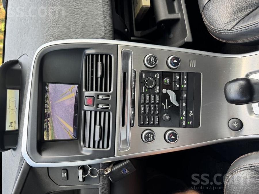 Black Volvo XC60 2010 in Jurmala, with an engine capacity of 2.40 L and mileage of 352 thousand km for 8600 €, photo 26 on AUTOMOTO.COM.LV