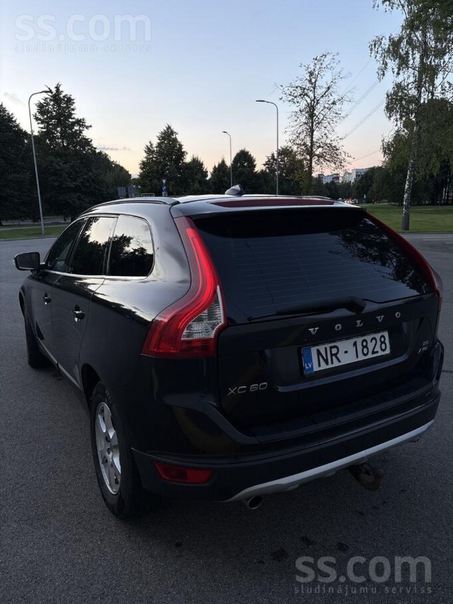 Melns Volvo XC60 2010 Rīga, ar dzinēja tilpumu 2.40 L un nobraukumu 237 tūkst. km par 6500 €, foto 3 vietnē AUTOMOTO.COM.LV