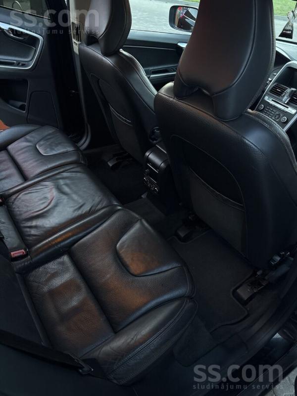 Black Volvo XC60 2010 in Riga, with an engine capacity of 2.40 L and mileage of 237 thousand km for 6500 €, photo 8 on AUTOMOTO.COM.LV