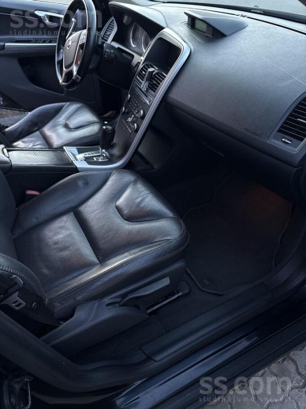 Black Volvo XC60 2010 in Riga, with an engine capacity of 2.40 L and mileage of 237 thousand km for 6500 €, photo 9 on AUTOMOTO.COM.LV