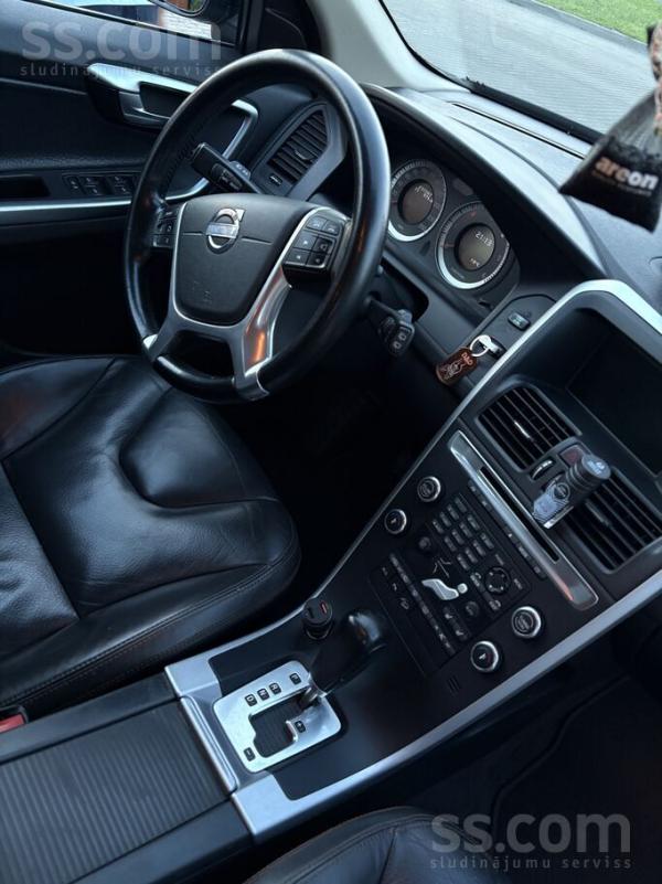 Black Volvo XC60 2010 in Riga, with an engine capacity of 2.40 L and mileage of 237 thousand km for 6500 €, photo 10 on AUTOMOTO.COM.LV