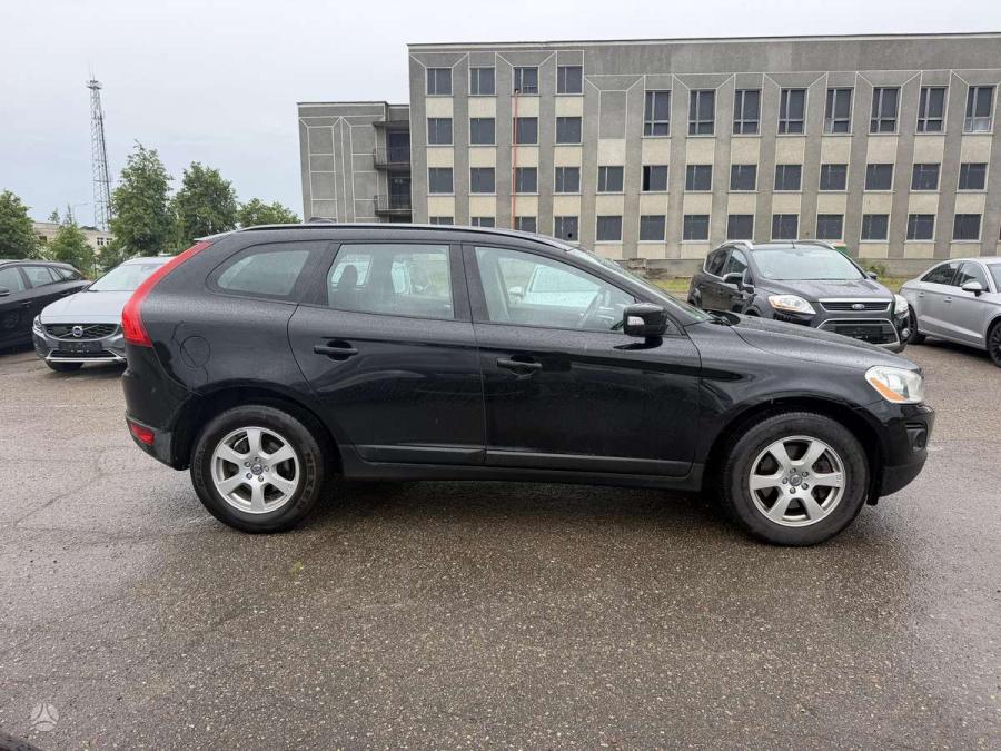 Black Volvo XC60 2010 in Plunge, with an engine capacity of 2.40 L and mileage of 288 thousand km for 6680 €, photo 7 on AUTOMOTO.COM.LV