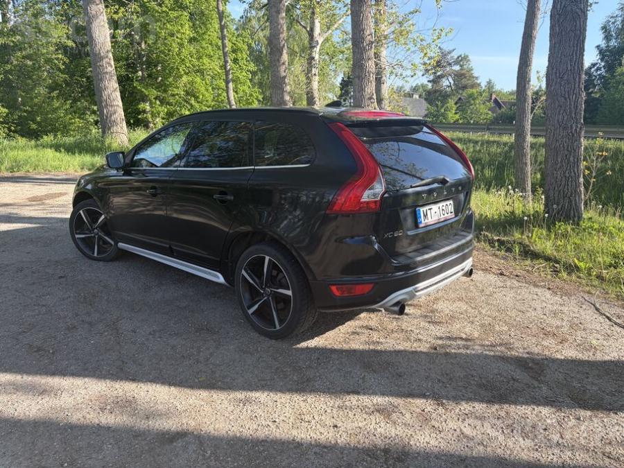 Black Volvo XC60 2010 in Kuldiga, with an engine capacity of 2.40 L and mileage of 373 thousand km for 6550 €, photo 3 on AUTOMOTO.COM.LV