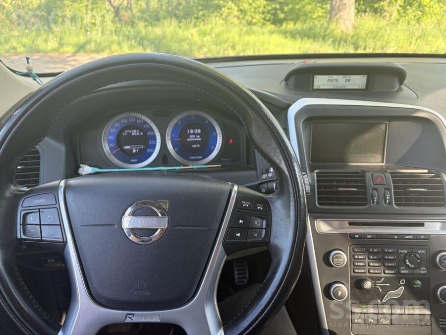 Black Volvo XC60 2010 in Kuldiga, with an engine capacity of 2.40 L and mileage of 373 thousand km for 6550 €, photo 5 on AUTOMOTO.COM.LV