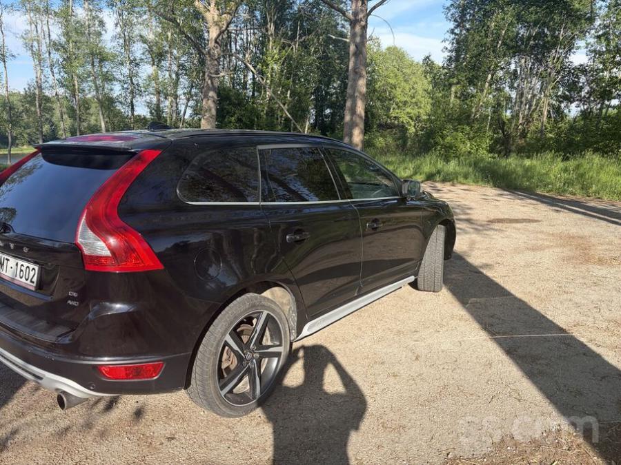 Black Volvo XC60 2010 in Kuldiga, with an engine capacity of 2.40 L and mileage of 373 thousand km for 6550 €, photo 6 on AUTOMOTO.COM.LV