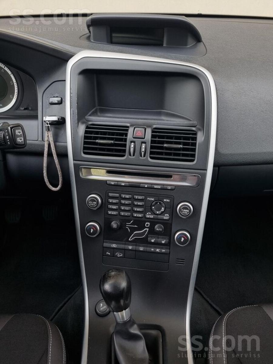 Melns Volvo XC60 2010 Ogre, ar dzinēja tilpumu 2.40 L un nobraukumu 279 tūkst. km par 7250 €, foto 15 vietnē AUTOMOTO.COM.LV