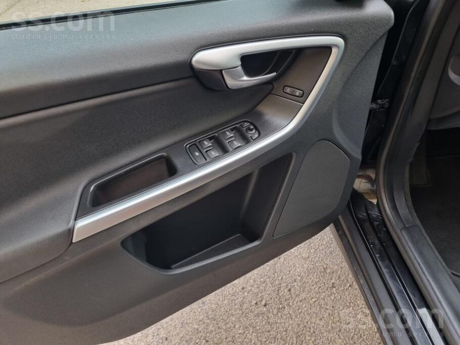 Melns Volvo XC60 2010 Ogre, ar dzinēja tilpumu 2.40 L un nobraukumu 279 tūkst. km par 7250 €, foto 20 vietnē AUTOMOTO.COM.LV
