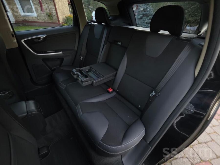 Black Volvo XC60 2010 in Riga, with an engine capacity of 2.40 L and mileage of 306 thousand km for 7950 €, photo 16 on AUTOMOTO.COM.LV