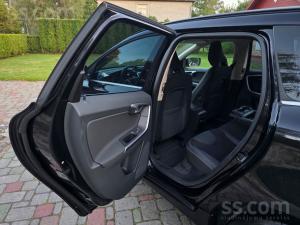 Black Volvo XC60 2010 in Riga, with an engine capacity of 2.40 L and mileage of 306 thousand km for 7950 €, photo 17 on AUTOMOTO.COM.LV
