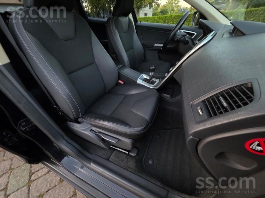 Black Volvo XC60 2010 in Riga, with an engine capacity of 2.40 L and mileage of 306 thousand km for 7950 €, photo 20 on AUTOMOTO.COM.LV