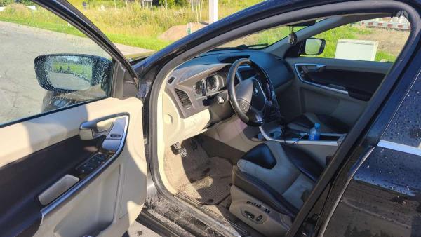 Black Volvo XC60 2010 in Vilnius, with an engine capacity of 2.40 L and mileage of 340 thousand km for 4750 €, photo 11 on AUTOMOTO.COM.LV