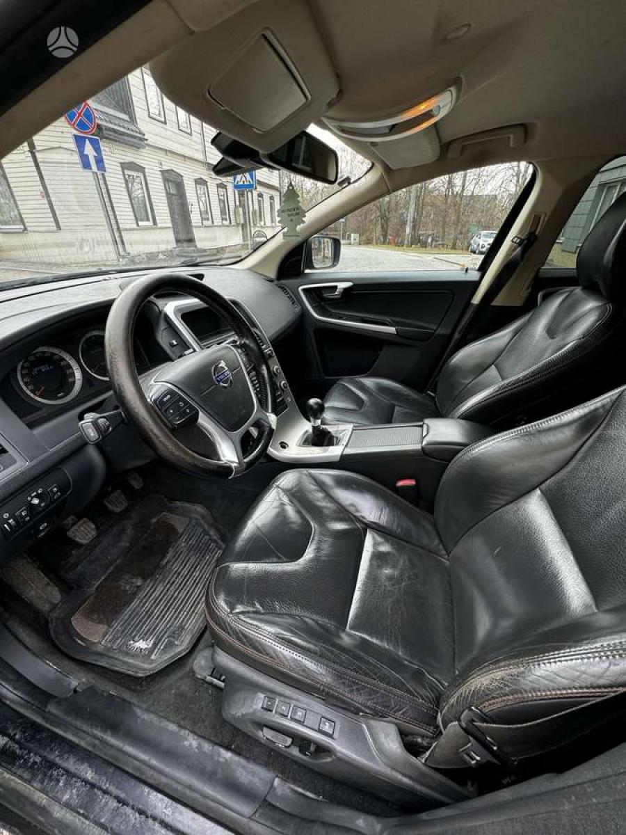 Melns Volvo XC60 2010 Panevēža, ar dzinēja tilpumu 2.40 L un nobraukumu 267 tūkst. km par 5600 €, foto 9 vietnē AUTOMOTO.COM.LV