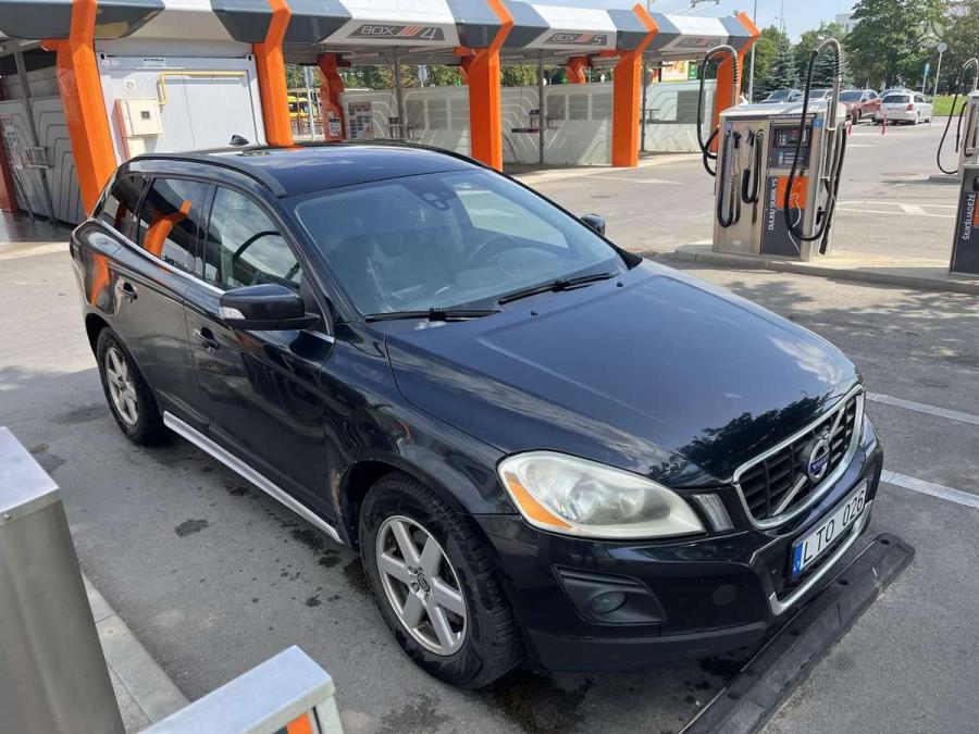 Melns Volvo XC60 2010 Šauļi, ar dzinēja tilpumu 2.40 L un nobraukumu 397 tūkst. km par 5400 €, foto 3 vietnē AUTOMOTO.COM.LV