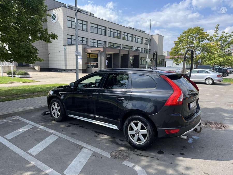 Melns Volvo XC60 2010 Šauļi, ar dzinēja tilpumu 2.40 L un nobraukumu 397 tūkst. km par 5400 €, foto 4 vietnē AUTOMOTO.COM.LV