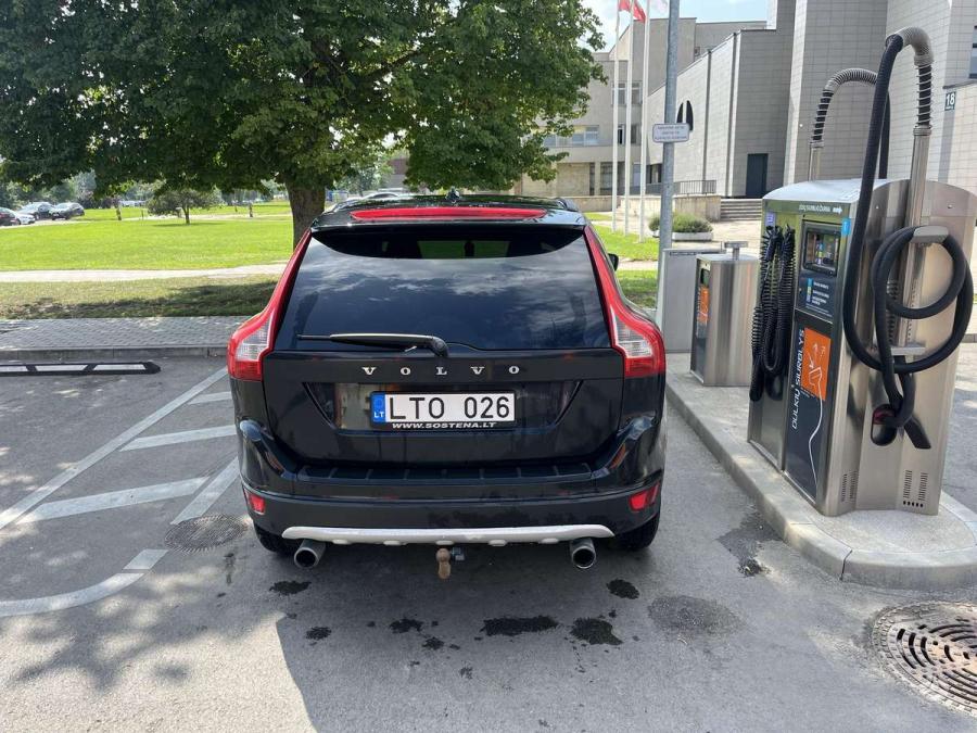 Melns Volvo XC60 2010 Šauļi, ar dzinēja tilpumu 2.40 L un nobraukumu 397 tūkst. km par 5400 €, foto 6 vietnē AUTOMOTO.COM.LV