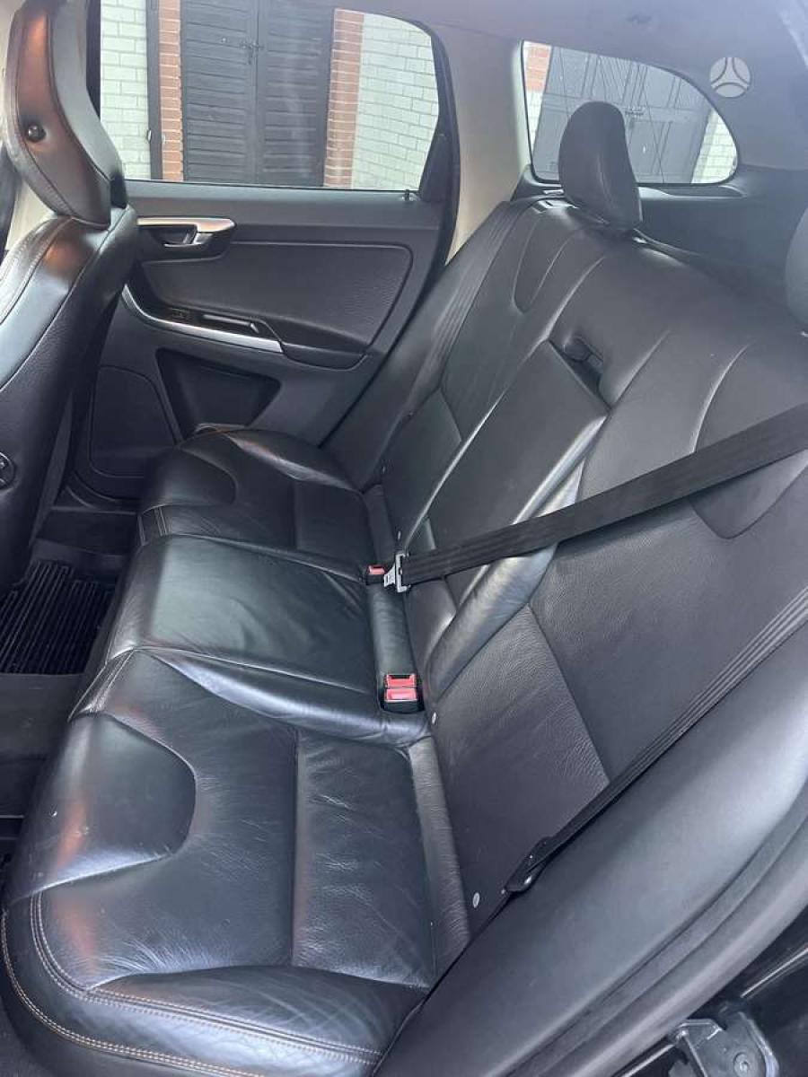 Melns Volvo XC60 2010 Šauļi, ar dzinēja tilpumu 2.40 L un nobraukumu 397 tūkst. km par 5400 €, foto 10 vietnē AUTOMOTO.COM.LV