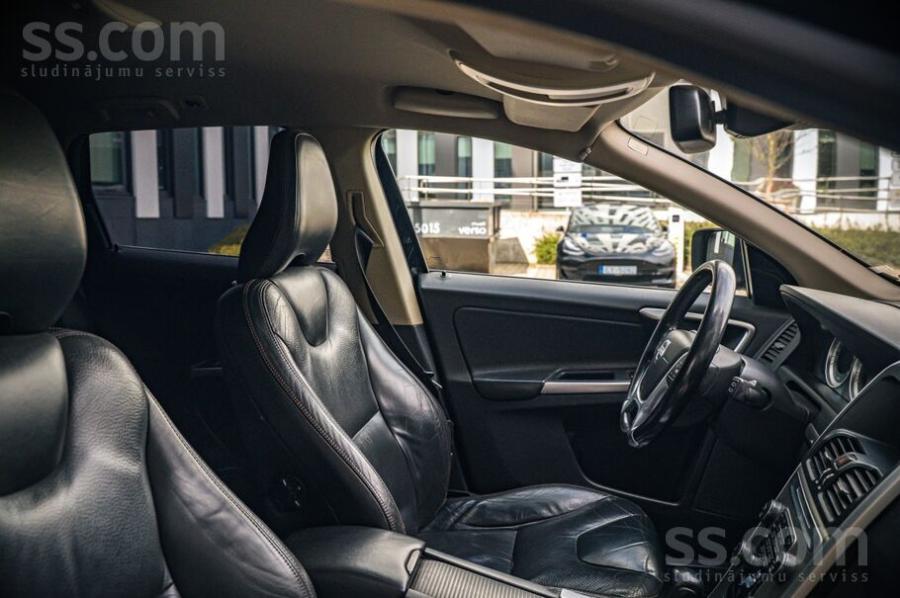 Melns Volvo XC60 2010 Rīga, ar dzinēja tilpumu 2.00 L un nobraukumu 323 tūkst. km par 4990 €, foto 9 vietnē AUTOMOTO.COM.LV