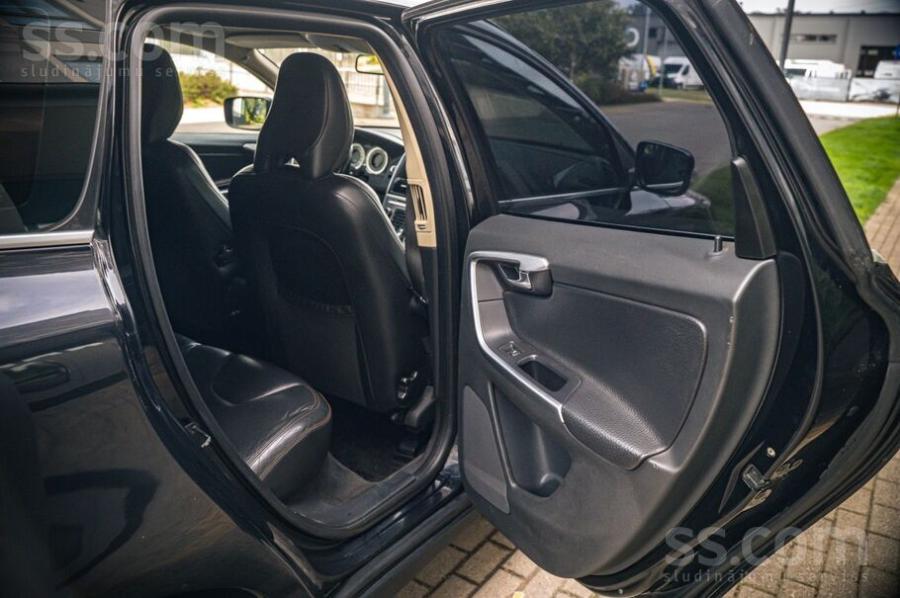 Melns Volvo XC60 2010 Rīga, ar dzinēja tilpumu 2.00 L un nobraukumu 323 tūkst. km par 4990 €, foto 17 vietnē AUTOMOTO.COM.LV