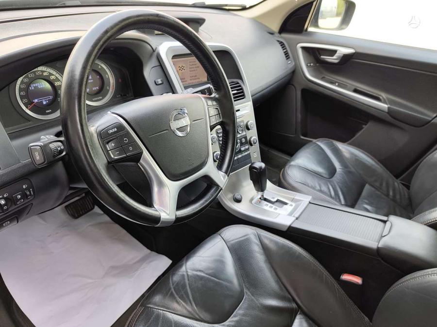 Black Volvo XC60 2010 in Kaunas, with an engine capacity of 2.40 L and mileage of 288 thousand km for 5990 €, photo 8 on AUTOMOTO.COM.LV