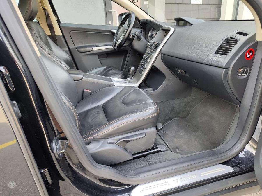 Black Volvo XC60 2010 in Kaunas, with an engine capacity of 2.40 L and mileage of 288 thousand km for 5990 €, photo 10 on AUTOMOTO.COM.LV