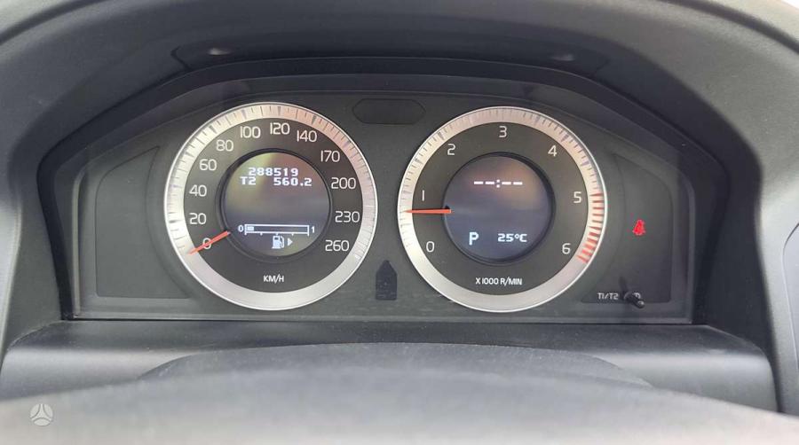 Black Volvo XC60 2010 in Kaunas, with an engine capacity of 2.40 L and mileage of 288 thousand km for 5990 €, photo 16 on AUTOMOTO.COM.LV