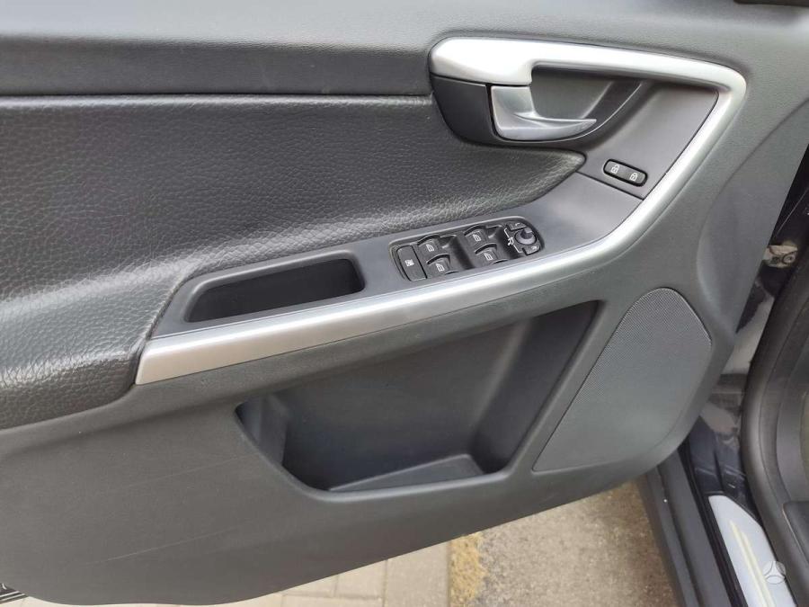 Black Volvo XC60 2010 in Kaunas, with an engine capacity of 2.40 L and mileage of 288 thousand km for 5990 €, photo 19 on AUTOMOTO.COM.LV