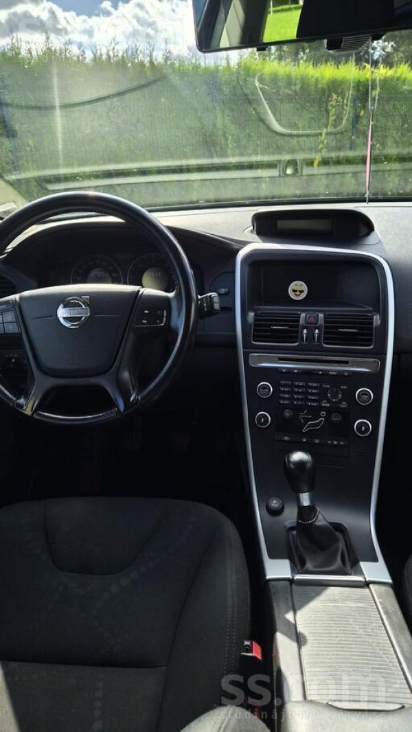 Black Volvo XC60 2010 in Preili, with an engine capacity of 2.00 L and mileage of 255 thousand km for 6500 €, photo 4 on AUTOMOTO.COM.LV