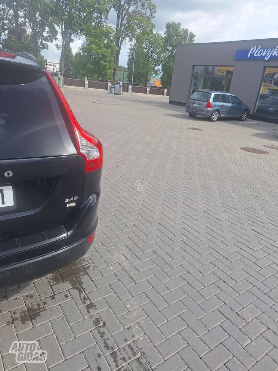 Black Volvo XC60 2010 in Taurage, with an engine capacity of 2.40 L and mileage of 284 thousand km for 7600 €, photo 4 on AUTOMOTO.COM.LV
